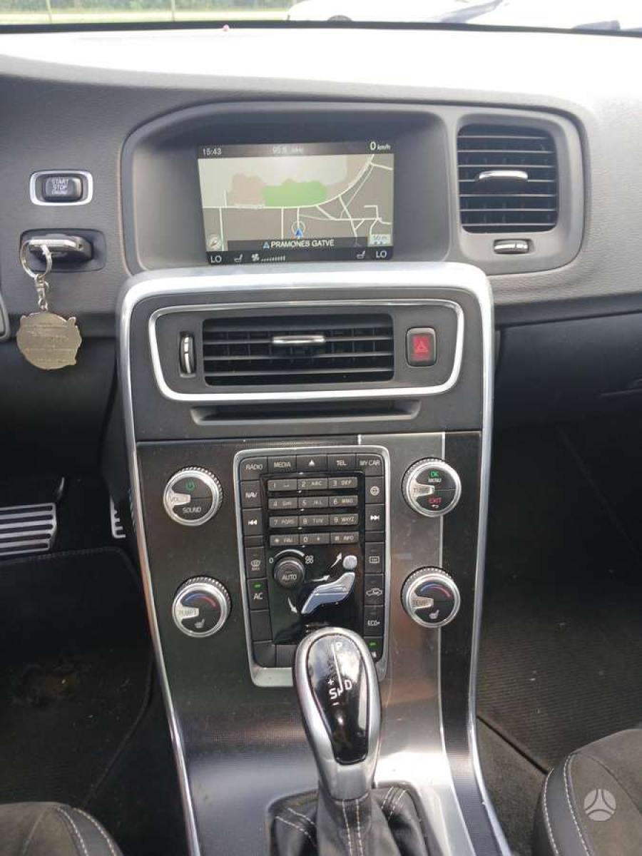 White Volvo V60 2015 in Taurage, with an engine capacity of 2.00 L and mileage of 244 thousand km for 5600 €, photo 16 on AUTOMOTO.COM.LV