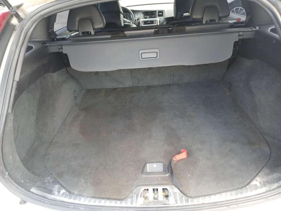 White Volvo V60 2015 in Taurage, with an engine capacity of 2.00 L and mileage of 244 thousand km for 5600 €, photo 17 on AUTOMOTO.COM.LV