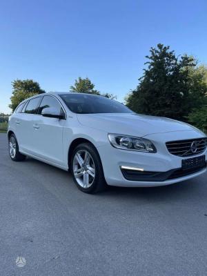 Balts Volvo V60 2015 Kauņa, ar dzinēja tilpumu 2.40 L un nobraukumu 278 tūkst. km par 5599 €, foto  vietnē AUTOMOTO.COM.LV