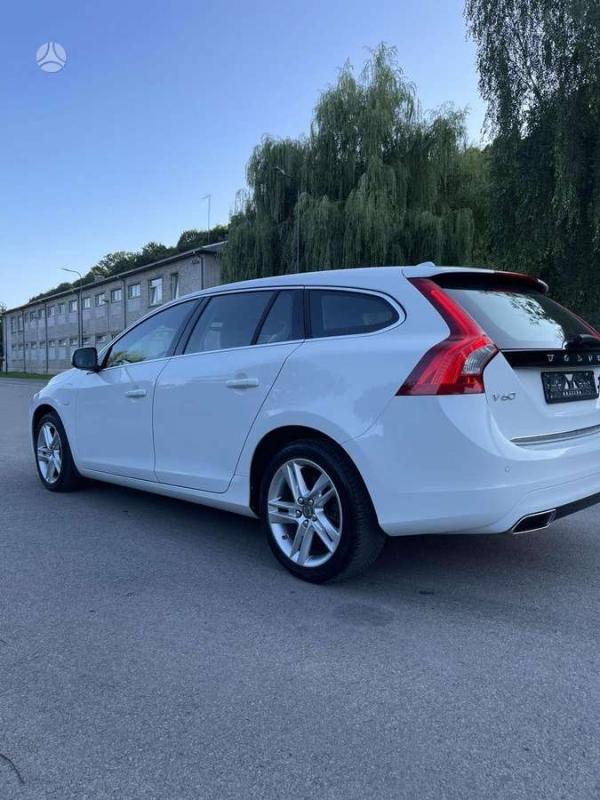 White Volvo V60 2015 in Kaunas, with an engine capacity of 2.40 L and mileage of 278 thousand km for 5599 €, photo 5 on AUTOMOTO.COM.LV