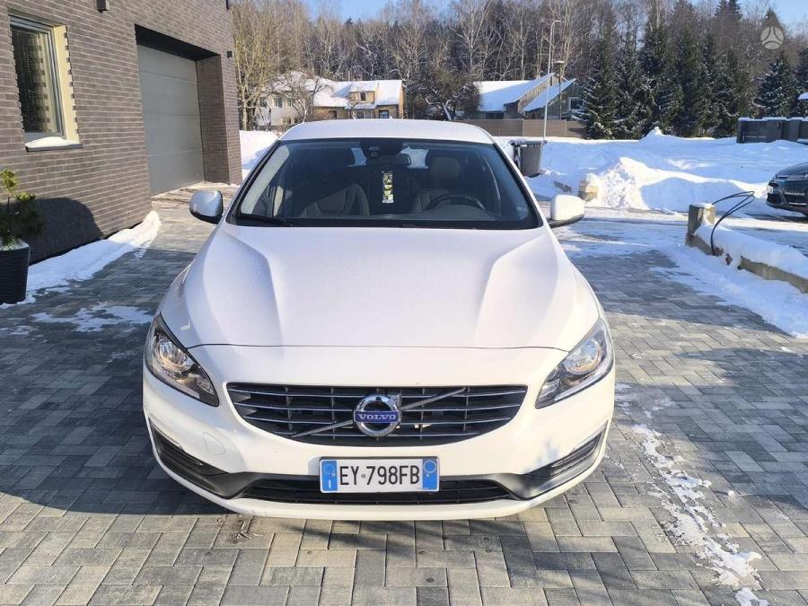 White Volvo V60 2015 in Taurage, with an engine capacity of 2.00 L and mileage of 194 thousand km for 6100 €, photo 1 on AUTOMOTO.COM.LV