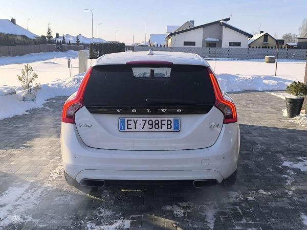 White Volvo V60 2015 in Taurage, with an engine capacity of 2.00 L and mileage of 194 thousand km for 6100 €, photo 4 on AUTOMOTO.COM.LV