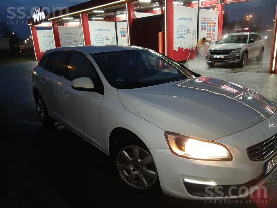 White Volvo V60 2014 in Riga, with an engine capacity of 1.60 L and mileage of 0 thousand km for 4999 €, photo 4 on AUTOMOTO.COM.LV