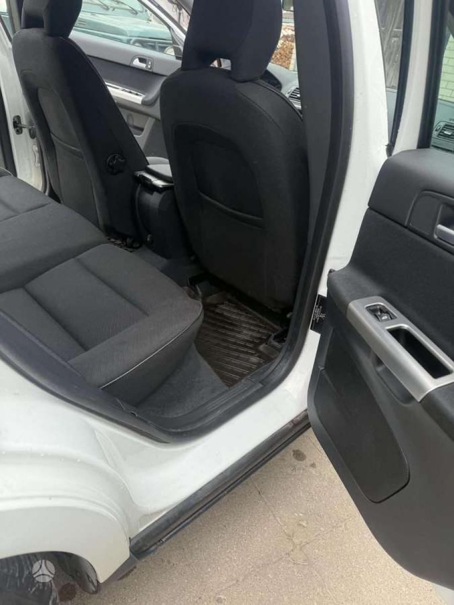 White Volvo V60 2009 in Siauliai, with an engine capacity of 0.00 L and mileage of 256 thousand km for 3250 €, photo 7 on AUTOMOTO.COM.LV