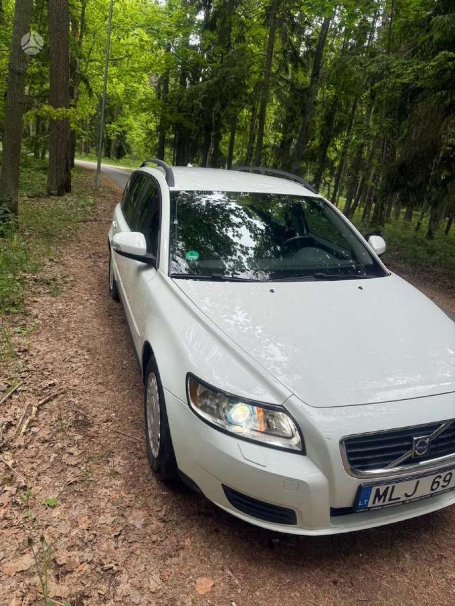 White Volvo V60 2009 in Siauliai, with an engine capacity of 0.00 L and mileage of 256 thousand km for 3250 €, photo 8 on AUTOMOTO.COM.LV