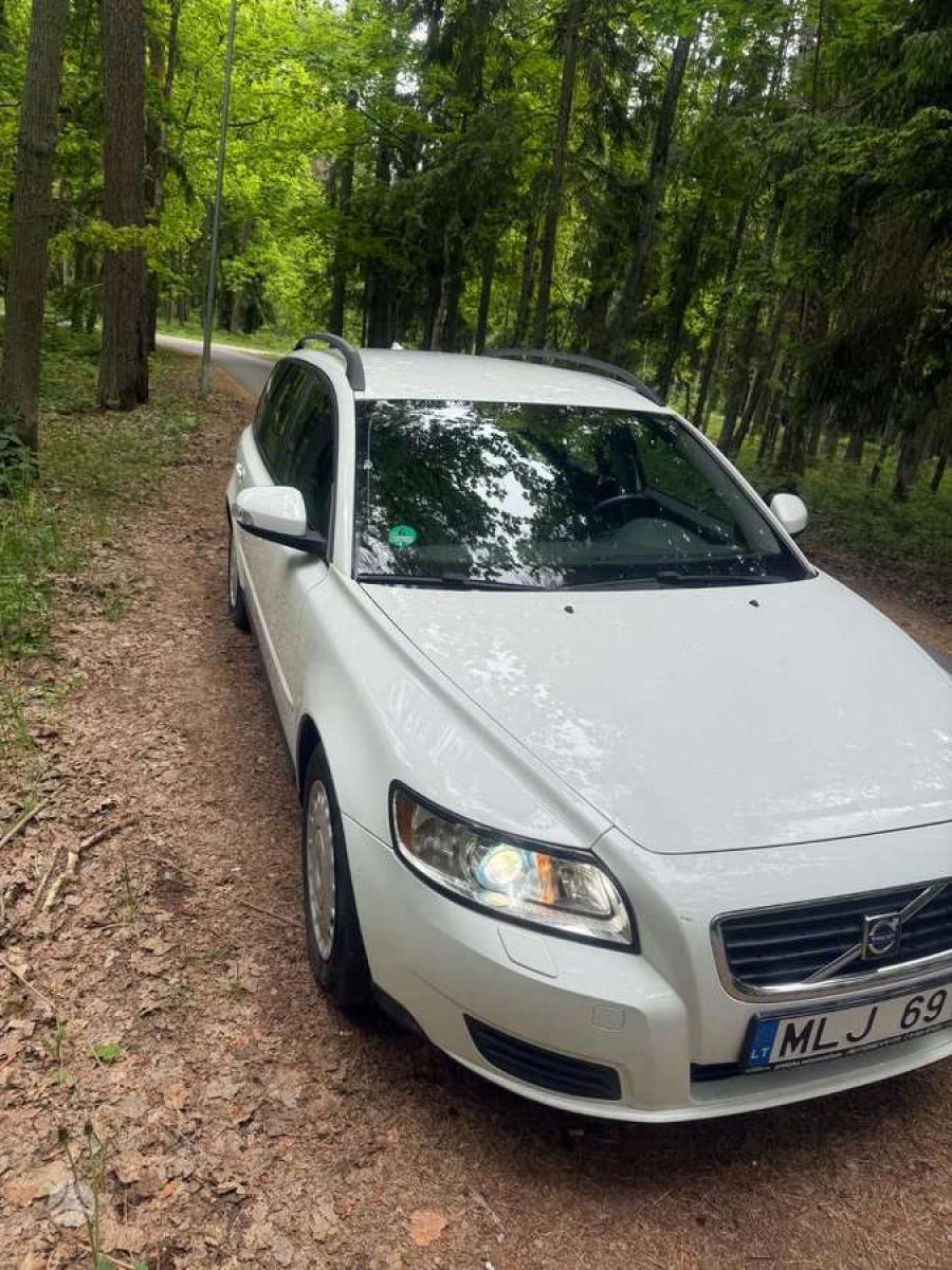 White Volvo V60 2009 in Siauliai, with an engine capacity of 0.00 L and mileage of 256 thousand km for 3250 €, photo 9 on AUTOMOTO.COM.LV