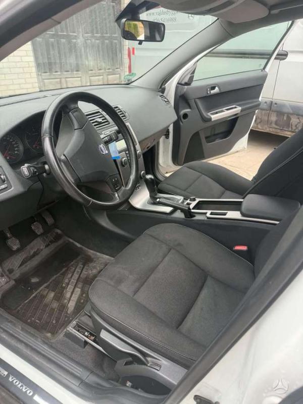 White Volvo V60 2009 in Siauliai, with an engine capacity of 0.00 L and mileage of 256 thousand km for 3250 €, photo 9 on AUTOMOTO.COM.LV
