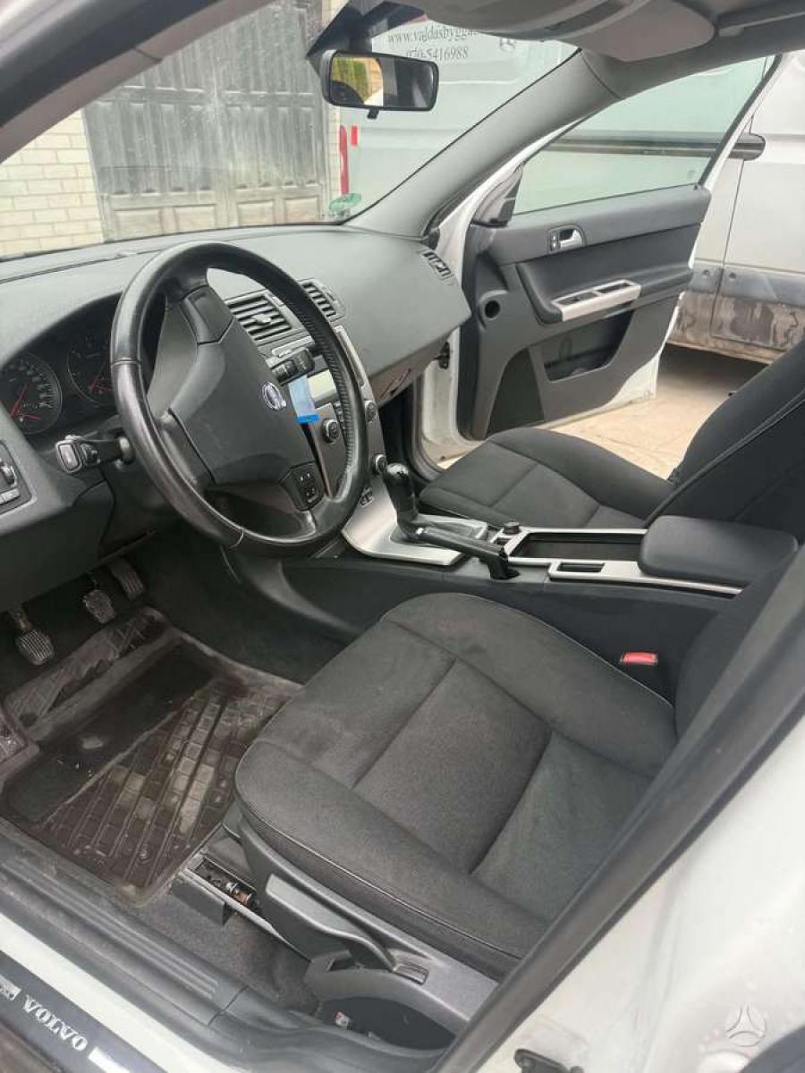 White Volvo V60 2009 in Siauliai, with an engine capacity of 0.00 L and mileage of 256 thousand km for 3250 €, photo 10 on AUTOMOTO.COM.LV