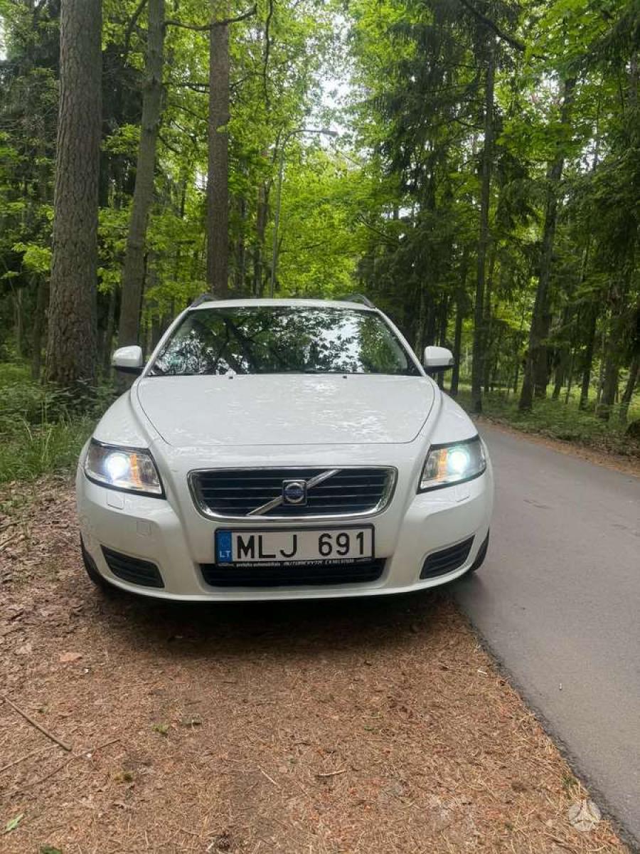 White Volvo V60 2009 in Siauliai, with an engine capacity of 0.00 L and mileage of 256 thousand km for 3250 €, photo 13 on AUTOMOTO.COM.LV