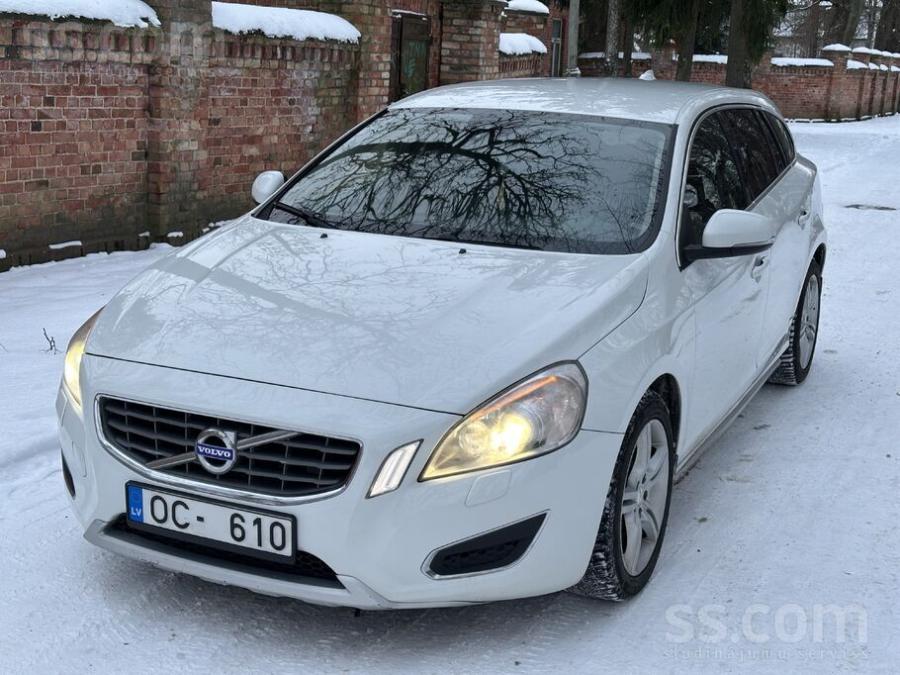 Balts Volvo V60 2010 Jelgava, ar dzinēja tilpumu 2.40 L un nobraukumu 0 tūkst. km par 5350 €, foto 1 vietnē AUTOMOTO.COM.LV