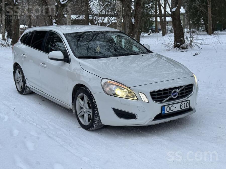 Balts Volvo V60 2010 Jelgava, ar dzinēja tilpumu 2.40 L un nobraukumu 0 tūkst. km par 5350 €, foto 3 vietnē AUTOMOTO.COM.LV