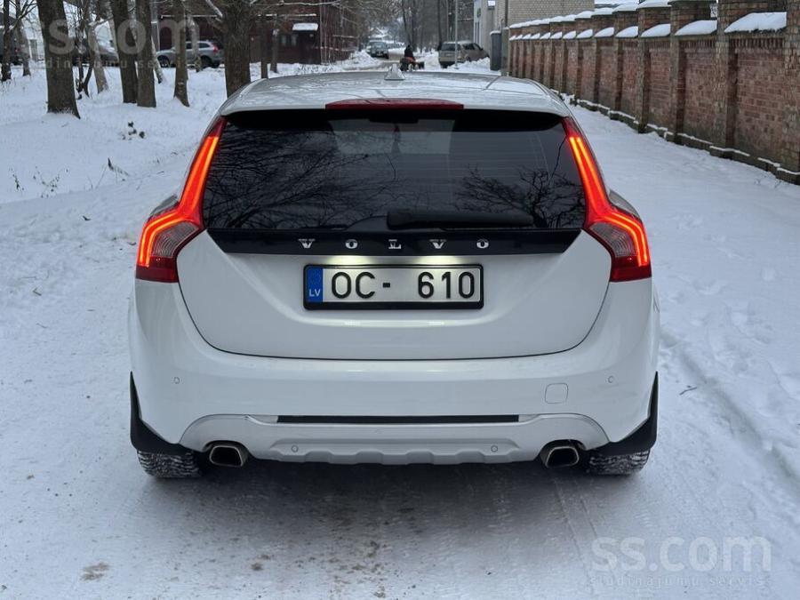 Balts Volvo V60 2010 Jelgava, ar dzinēja tilpumu 2.40 L un nobraukumu 0 tūkst. km par 5350 €, foto 5 vietnē AUTOMOTO.COM.LV