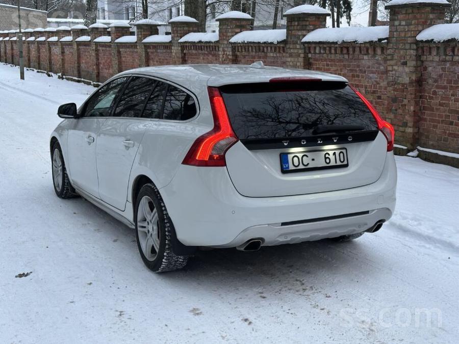 Balts Volvo V60 2010 Jelgava, ar dzinēja tilpumu 2.40 L un nobraukumu 0 tūkst. km par 5350 €, foto 6 vietnē AUTOMOTO.COM.LV