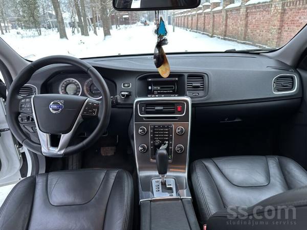 Balts Volvo V60 2010 Jelgava, ar dzinēja tilpumu 2.40 L un nobraukumu 0 tūkst. km par 5350 €, foto 9 vietnē AUTOMOTO.COM.LV