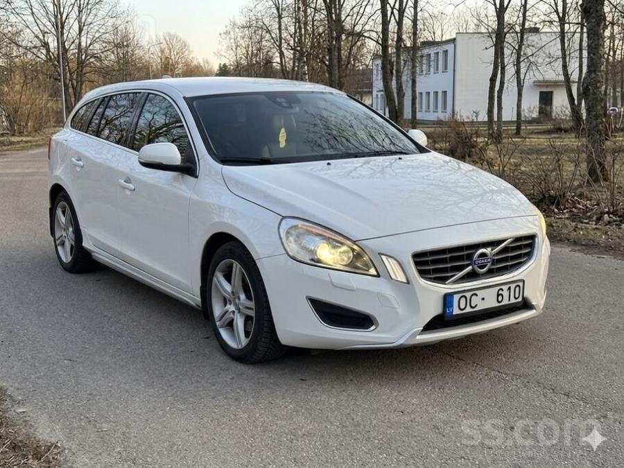 Balts Volvo V60 2010 Jelgava, ar dzinēja tilpumu 2.40 L un nobraukumu 0 tūkst. km par 5150 €, foto 1 vietnē AUTOMOTO.COM.LV