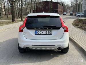 Balts Volvo V60 2010 Jelgava, ar dzinēja tilpumu 2.40 L un nobraukumu 0 tūkst. km par 5150 €, foto 5 vietnē AUTOMOTO.COM.LV