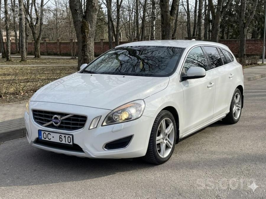 Balts Volvo V60 2010 Jelgava, ar dzinēja tilpumu 2.40 L un nobraukumu 0 tūkst. km par 5150 €, foto 7 vietnē AUTOMOTO.COM.LV