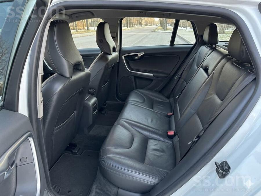 Balts Volvo V60 2010 Jelgava, ar dzinēja tilpumu 2.40 L un nobraukumu 0 tūkst. km par 5150 €, foto 9 vietnē AUTOMOTO.COM.LV