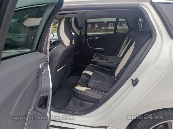 Balts Volvo V60 2011 Paide, ar dzinēja tilpumu 2.00 L un nobraukumu 226 tūkst. km par 6990 €, foto 11 vietnē AUTOMOTO.COM.LV