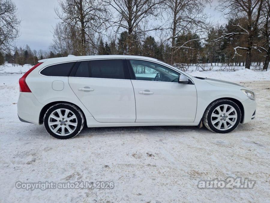 White Volvo V60 2011 in Paide, with an engine capacity of 2.00 L and mileage of 226 thousand km for 7490 €, photo 8 on AUTOMOTO.COM.LV