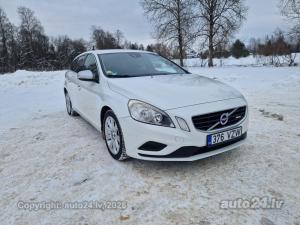 Balts Volvo V60 2011 Paide, ar dzinēja tilpumu 2.00 L un nobraukumu 226 tūkst. km par 7490 €, foto 2 vietnē AUTOMOTO.COM.LV