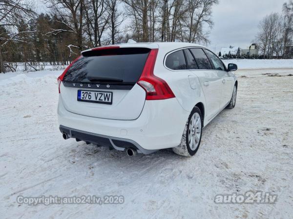 White Volvo V60 2011 in Paide, with an engine capacity of 2.00 L and mileage of 226 thousand km for 7490 €, photo 4 on AUTOMOTO.COM.LV