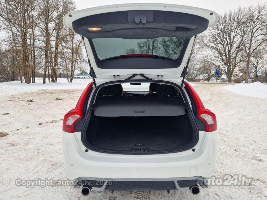 Balts Volvo V60 2011 Paide, ar dzinēja tilpumu 2.00 L un nobraukumu 226 tūkst. km par 7490 €, foto 9 vietnē AUTOMOTO.COM.LV
