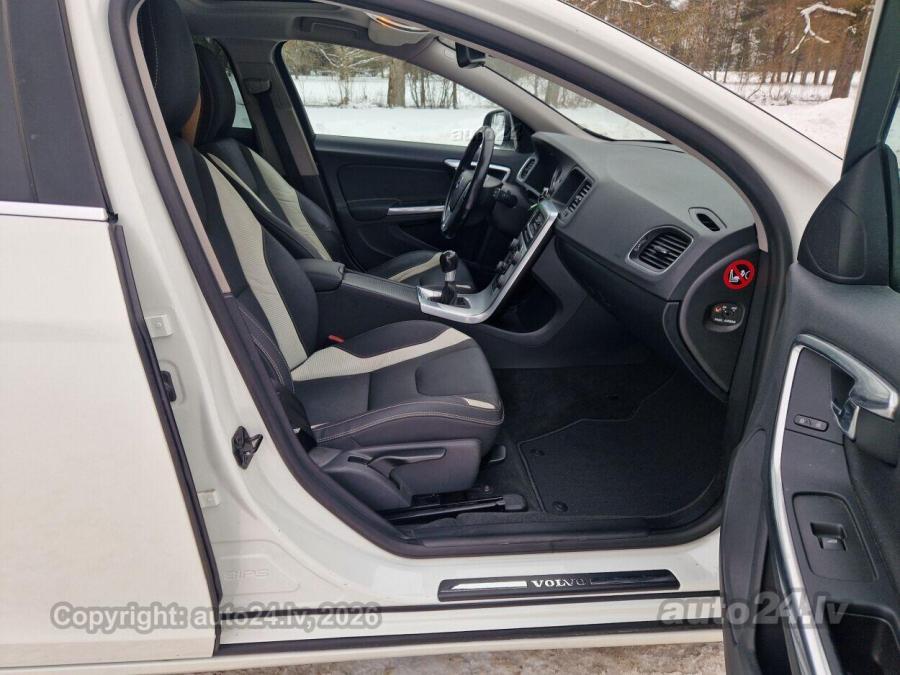 Balts Volvo V60 2011 Paide, ar dzinēja tilpumu 2.00 L un nobraukumu 226 tūkst. km par 7490 €, foto 14 vietnē AUTOMOTO.COM.LV