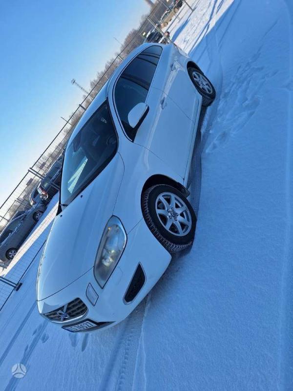 White Volvo V60 2011 in Marijampole, with an engine capacity of 1.56 L and mileage of 267 thousand km for 3899 €, photo 1 on AUTOMOTO.COM.LV