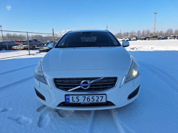 White Volvo V60 2011 in Marijampole, with an engine capacity of 1.56 L and mileage of 267 thousand km for 3899 €, photo 2 on AUTOMOTO.COM.LV