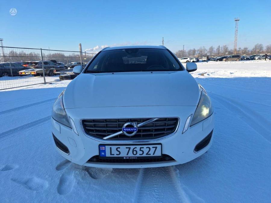 White Volvo V60 2011 in Marijampole, with an engine capacity of 1.56 L and mileage of 267 thousand km for 3899 €, photo 2 on AUTOMOTO.COM.LV