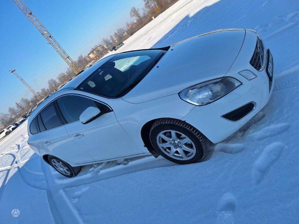 White Volvo V60 2011 in Marijampole, with an engine capacity of 1.56 L and mileage of 267 thousand km for 3899 €, photo 3 on AUTOMOTO.COM.LV
