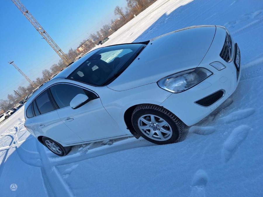 White Volvo V60 2011 in Marijampole, with an engine capacity of 1.56 L and mileage of 267 thousand km for 3899 €, photo 3 on AUTOMOTO.COM.LV