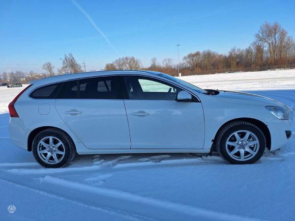 White Volvo V60 2011 in Marijampole, with an engine capacity of 1.56 L and mileage of 267 thousand km for 3899 €, photo 4 on AUTOMOTO.COM.LV