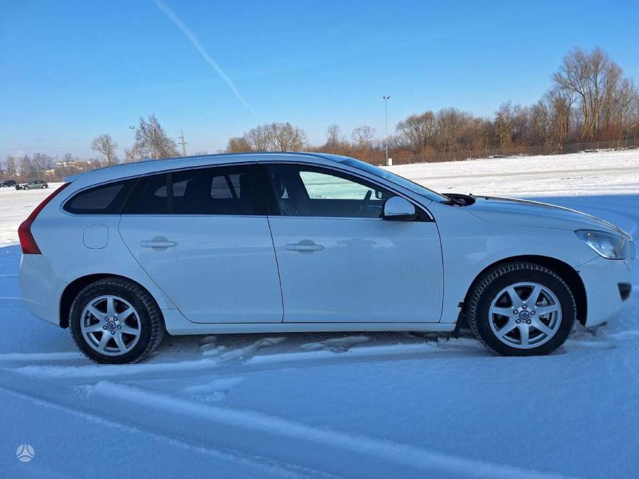 White Volvo V60 2011 in Marijampole, with an engine capacity of 1.56 L and mileage of 267 thousand km for 3899 €, photo 4 on AUTOMOTO.COM.LV