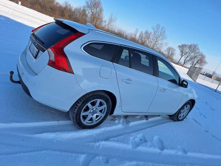 White Volvo V60 2011 in Marijampole, with an engine capacity of 1.56 L and mileage of 267 thousand km for 3899 €, photo 5 on AUTOMOTO.COM.LV