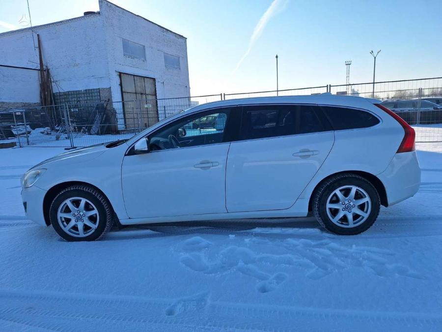 White Volvo V60 2011 in Marijampole, with an engine capacity of 1.56 L and mileage of 267 thousand km for 3899 €, photo 6 on AUTOMOTO.COM.LV