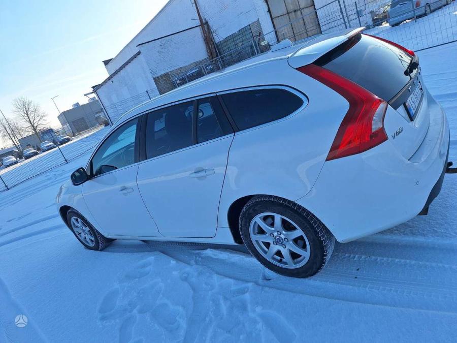 White Volvo V60 2011 in Marijampole, with an engine capacity of 1.56 L and mileage of 267 thousand km for 3899 €, photo 7 on AUTOMOTO.COM.LV