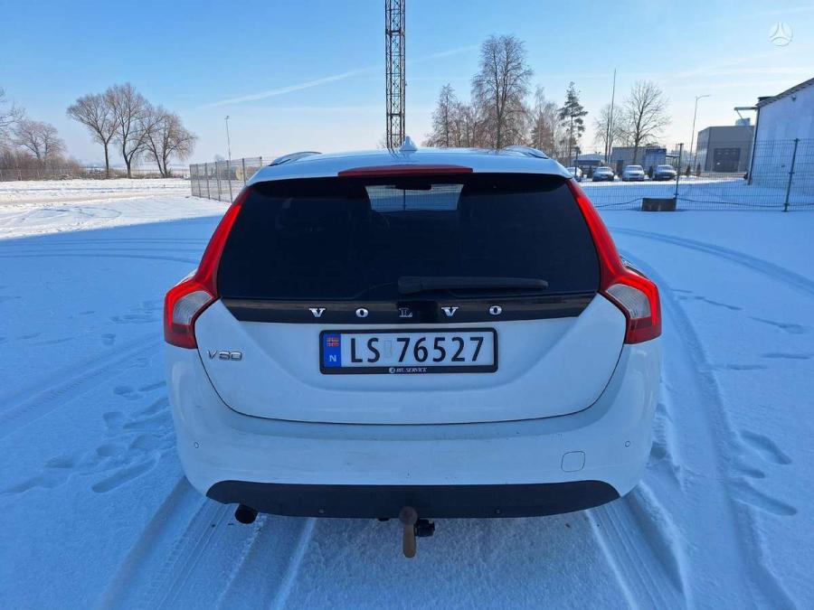 White Volvo V60 2011 in Marijampole, with an engine capacity of 1.56 L and mileage of 267 thousand km for 3899 €, photo 8 on AUTOMOTO.COM.LV