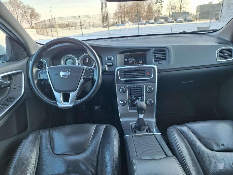 White Volvo V60 2011 in Marijampole, with an engine capacity of 1.56 L and mileage of 267 thousand km for 3899 €, photo 12 on AUTOMOTO.COM.LV