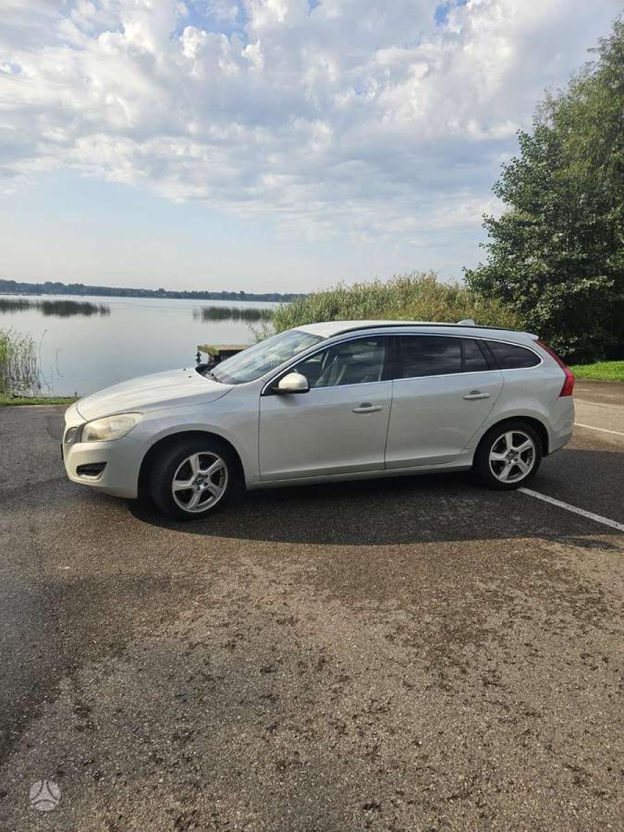 Balts Volvo V60 2011 Vilkaviškis, ar dzinēja tilpumu 1.98 L un nobraukumu 300 tūkst. km par 4200 €, foto 2 vietnē AUTOMOTO.COM.LV