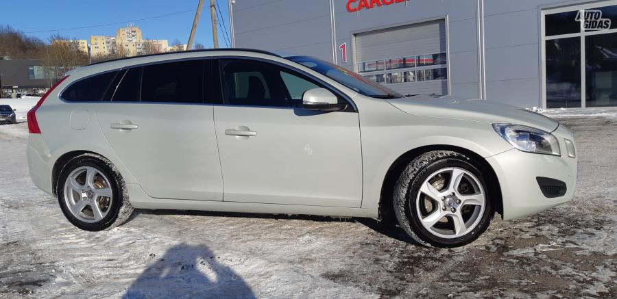White Volvo V60 2011 in Jonava, with an engine capacity of 2.00 L and mileage of 302 thousand km for 5100 €, photo 1 on AUTOMOTO.COM.LV