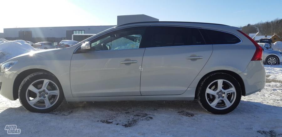 White Volvo V60 2011 in Jonava, with an engine capacity of 2.00 L and mileage of 302 thousand km for 4900 €, photo 2 on AUTOMOTO.COM.LV