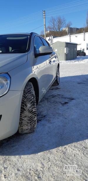 White Volvo V60 2011 in Jonava, with an engine capacity of 2.00 L and mileage of 302 thousand km for 4900 €, photo 4 on AUTOMOTO.COM.LV