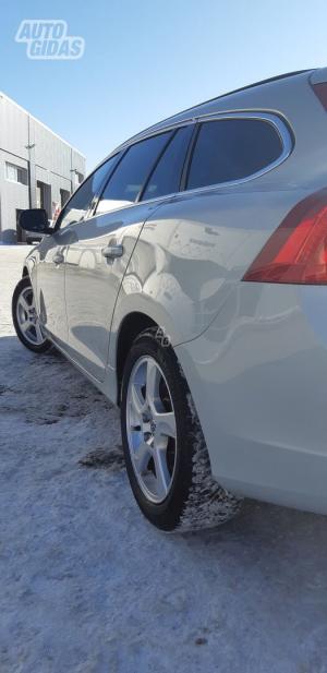 White Volvo V60 2011 in Jonava, with an engine capacity of 2.00 L and mileage of 302 thousand km for 4900 €, photo 5 on AUTOMOTO.COM.LV