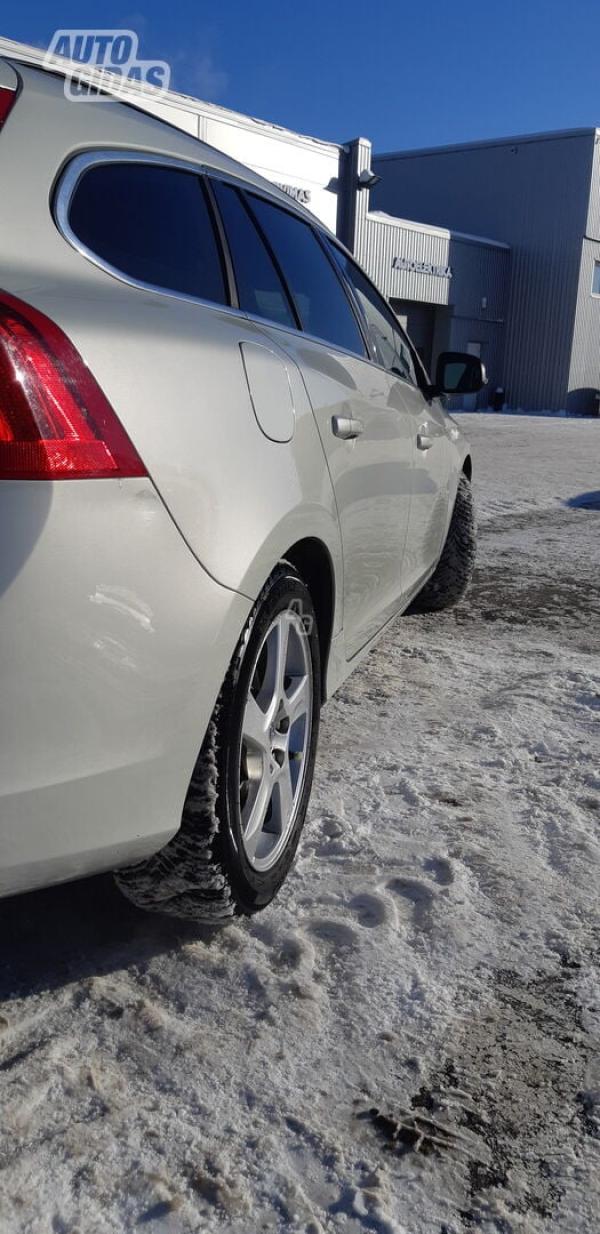 Balts Volvo V60 2011 Jonava, ar dzinēja tilpumu 2.00 L un nobraukumu 302 tūkst. km par 5100 €, foto 6 vietnē AUTOMOTO.COM.LV