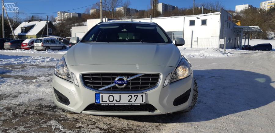 White Volvo V60 2011 in Jonava, with an engine capacity of 2.00 L and mileage of 302 thousand km for 4900 €, photo 7 on AUTOMOTO.COM.LV