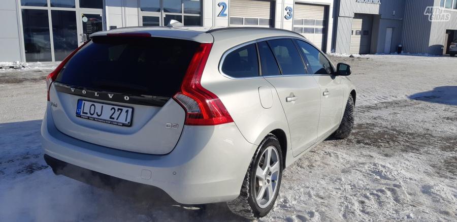 White Volvo V60 2011 in Jonava, with an engine capacity of 2.00 L and mileage of 302 thousand km for 4900 €, photo 11 on AUTOMOTO.COM.LV