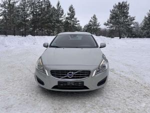 White Volvo V60 2011 in Jonava, with an engine capacity of 1.98 L and mileage of 274 thousand km for 5150 €, photo 2 on AUTOMOTO.COM.LV
