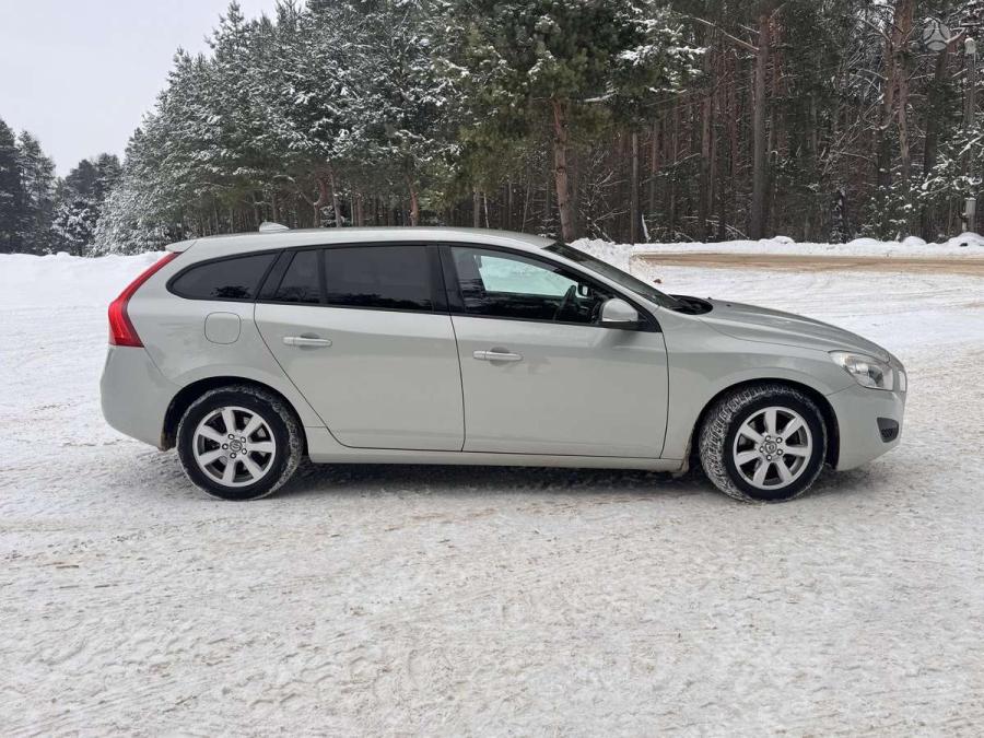 White Volvo V60 2011 in Jonava, with an engine capacity of 1.98 L and mileage of 274 thousand km for 5150 €, photo 5 on AUTOMOTO.COM.LV